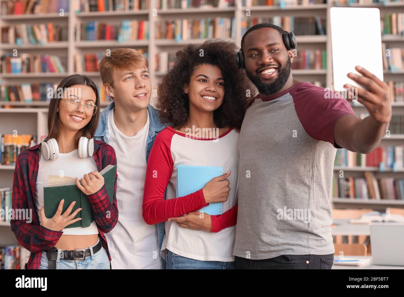 Selfie in library hi-res stock photography and images - Alamy