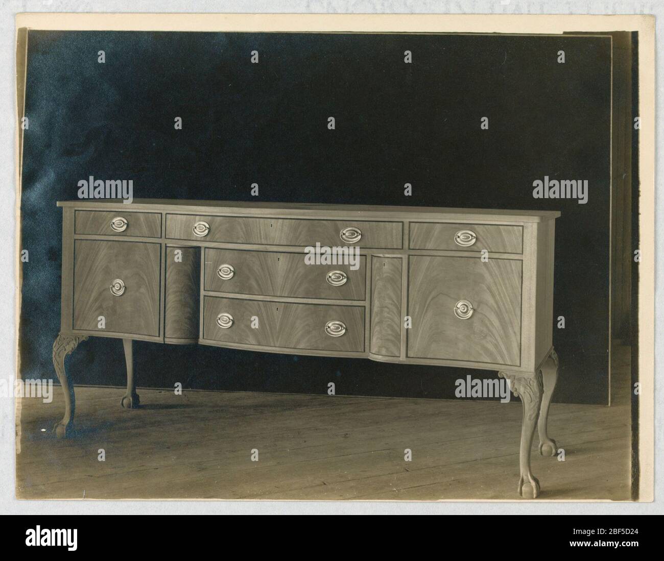 Sideboard with Four Legs and TriPartite Front. Oblong sideboard with 4 ...