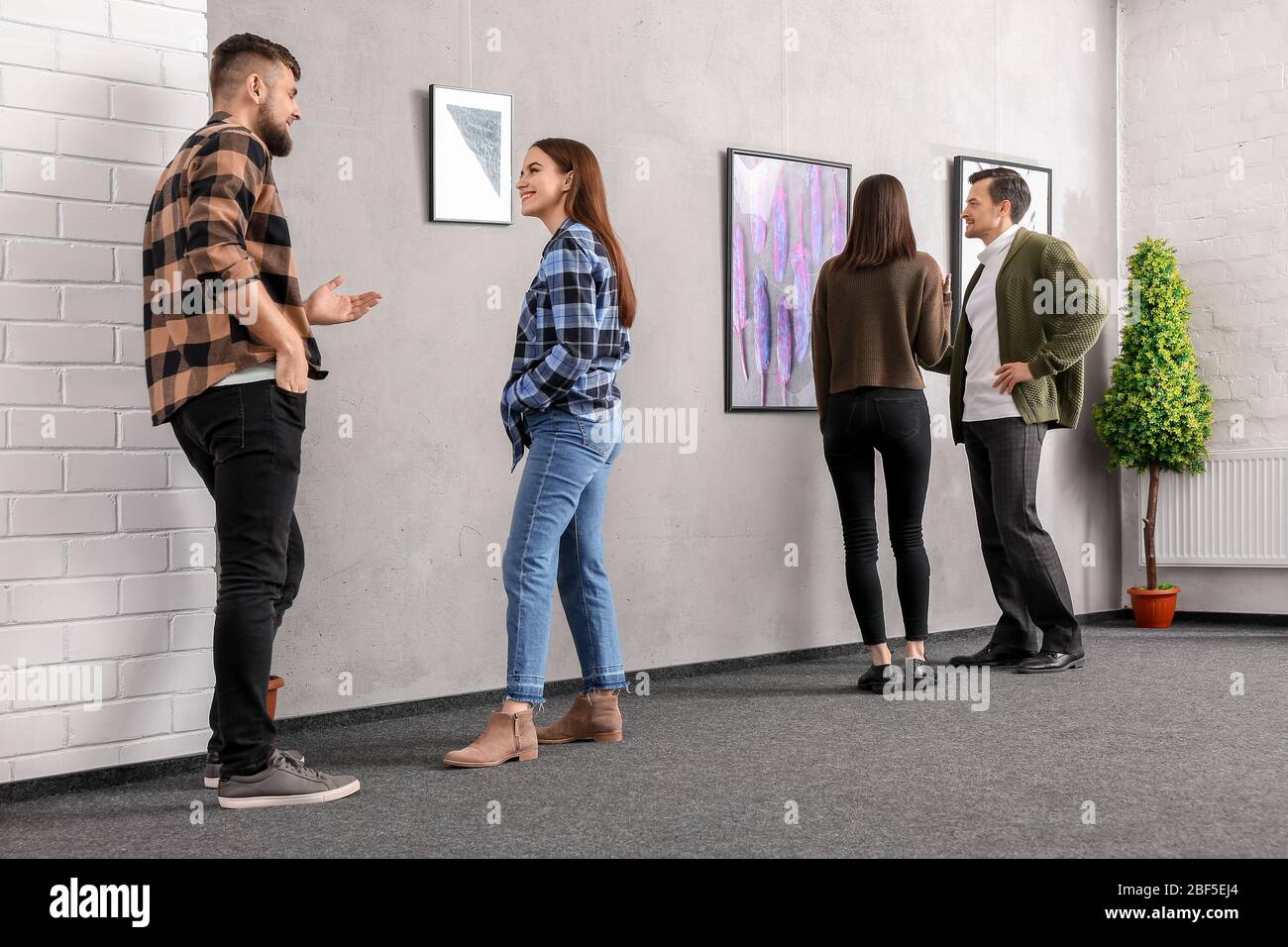 People at exhibition in modern art gallery Stock Photo - Alamy