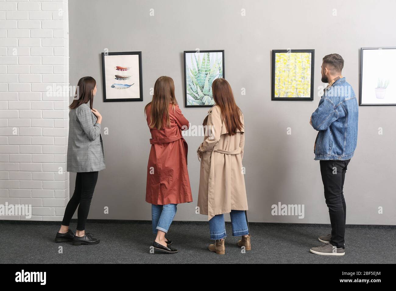 People at exhibition in modern art gallery Stock Photo - Alamy