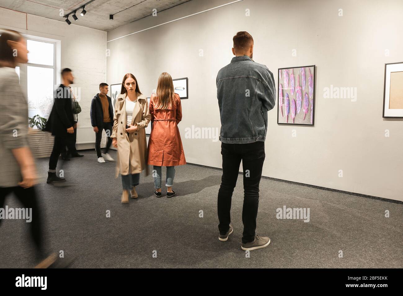 Crowded art gallery hi-res stock photography and images - Alamy