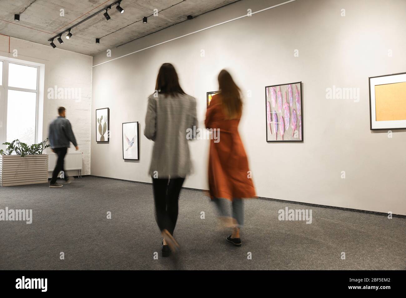 Exhibition in modern crowded art gallery Stock Photo - Alamy