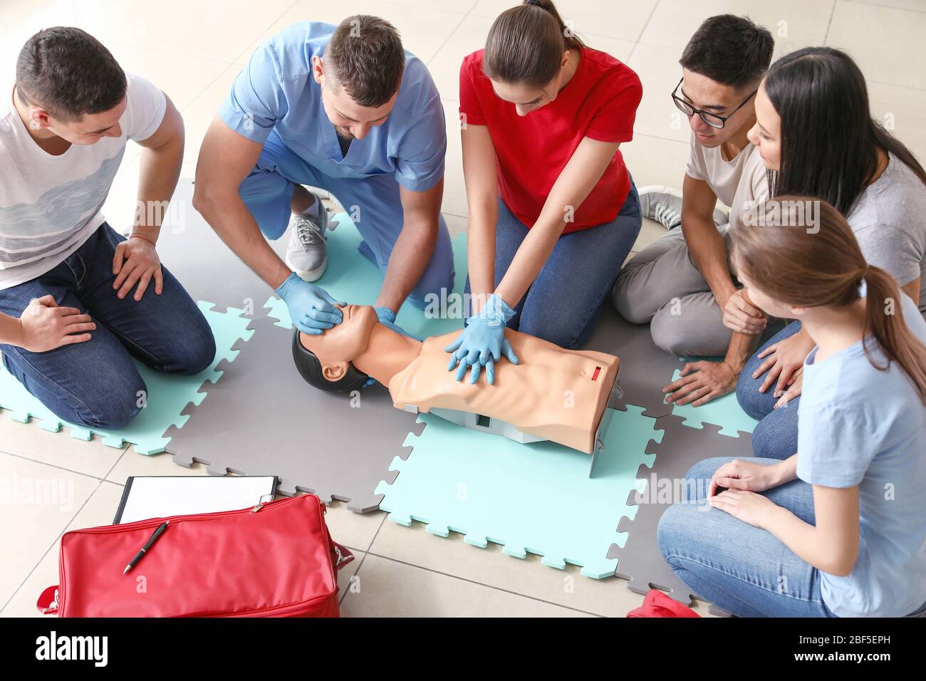 Instructors demonstrating CPR on mannequin at first aid training course Stock Photo - Alamy
