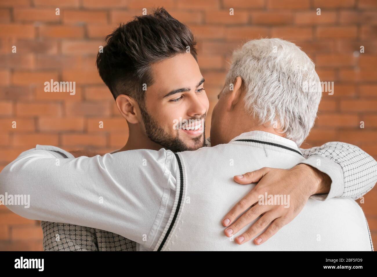 Father hugging young son hi-res stock photography and images - Alamy