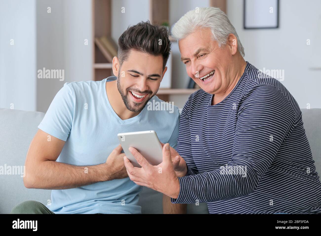 Elderly man son computer hi-res stock photography and images - Alamy