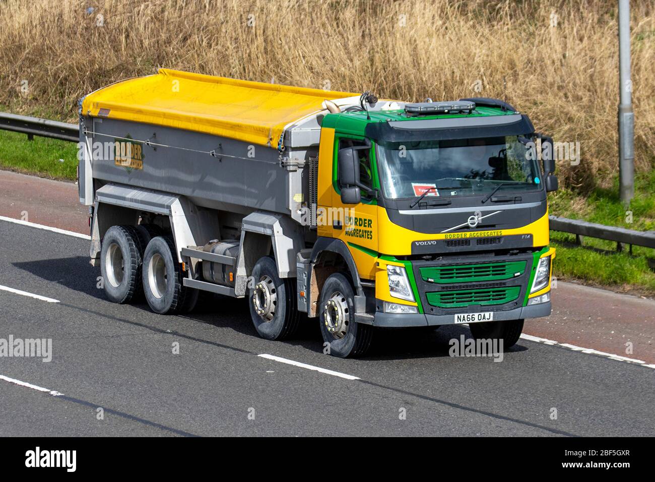 Cargo trucks border hi-res stock photography and images - Alamy
