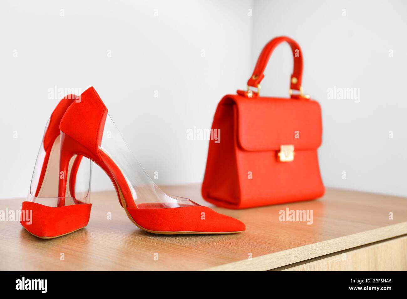 Stylish bag with high-heels on shelf in modern store Stock Photo - Alamy