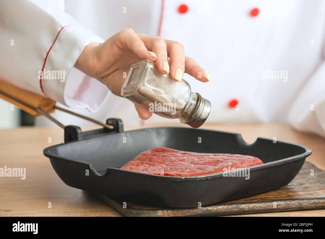 Female chef adding spices hi-res stock photography and images - Alamy