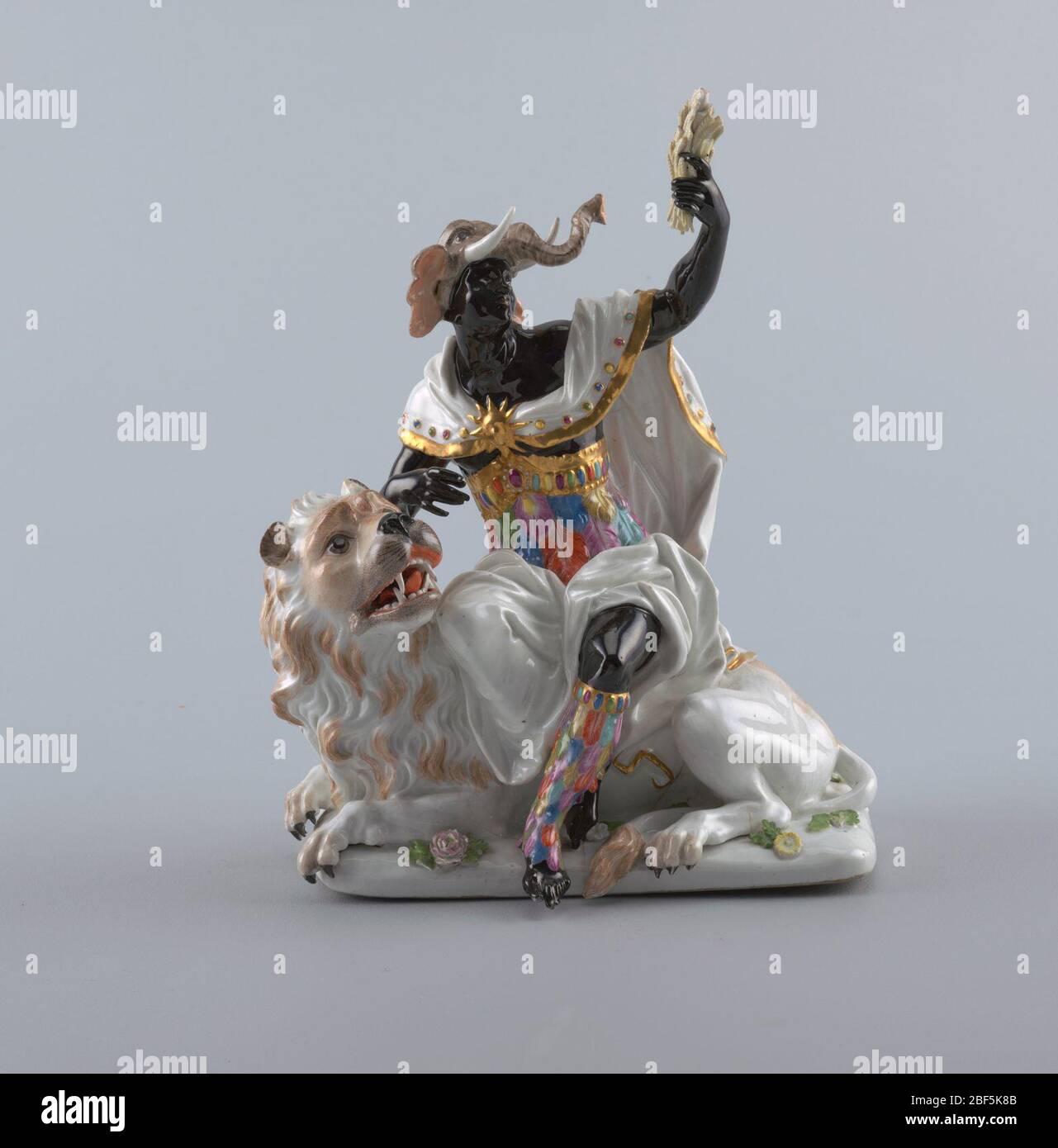 Lion facing elephant hi-res stock photography and images - Alamy