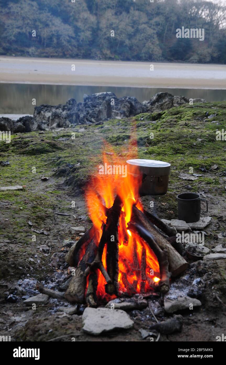 Campfire cooking hi-res stock photography and images - Alamy