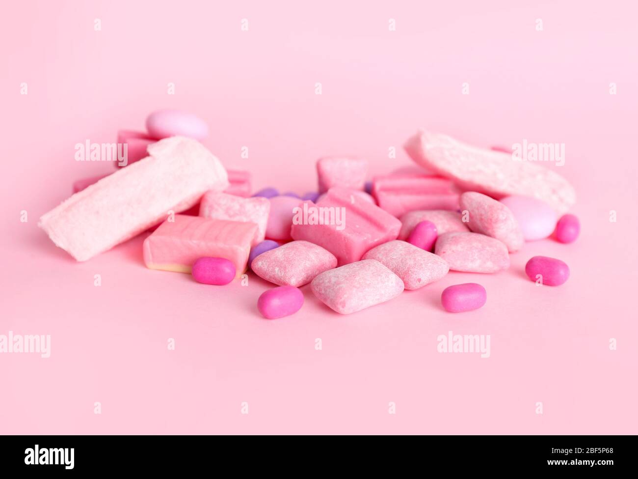 Different chewing gums on color background Stock Photo - Alamy