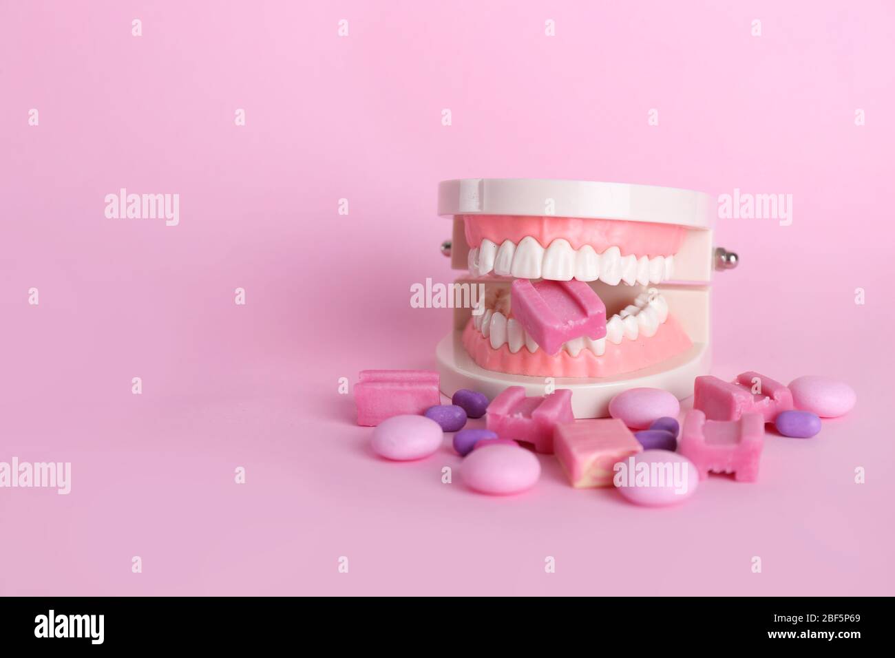 Plastic jaw and chewing gums on color background Stock Photo - Alamy