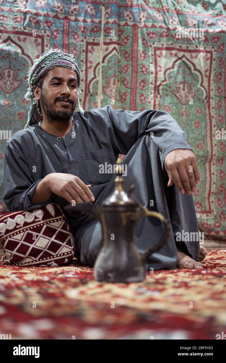 Saudi arabia tea hi-res stock photography and images - Alamy