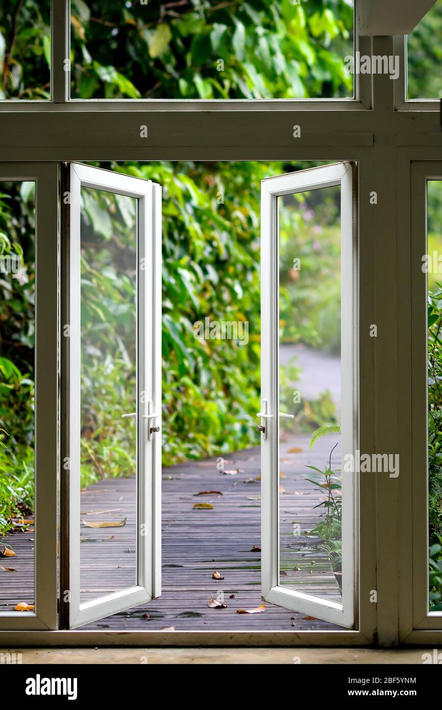 Doors open entrance hi-res stock photography and images - Alamy