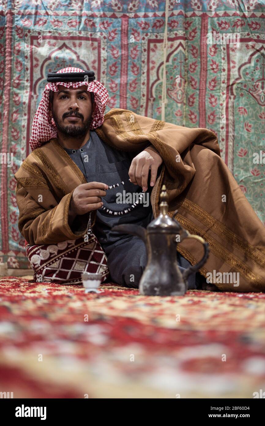 Saudi arabia tea hi-res stock photography and images - Alamy