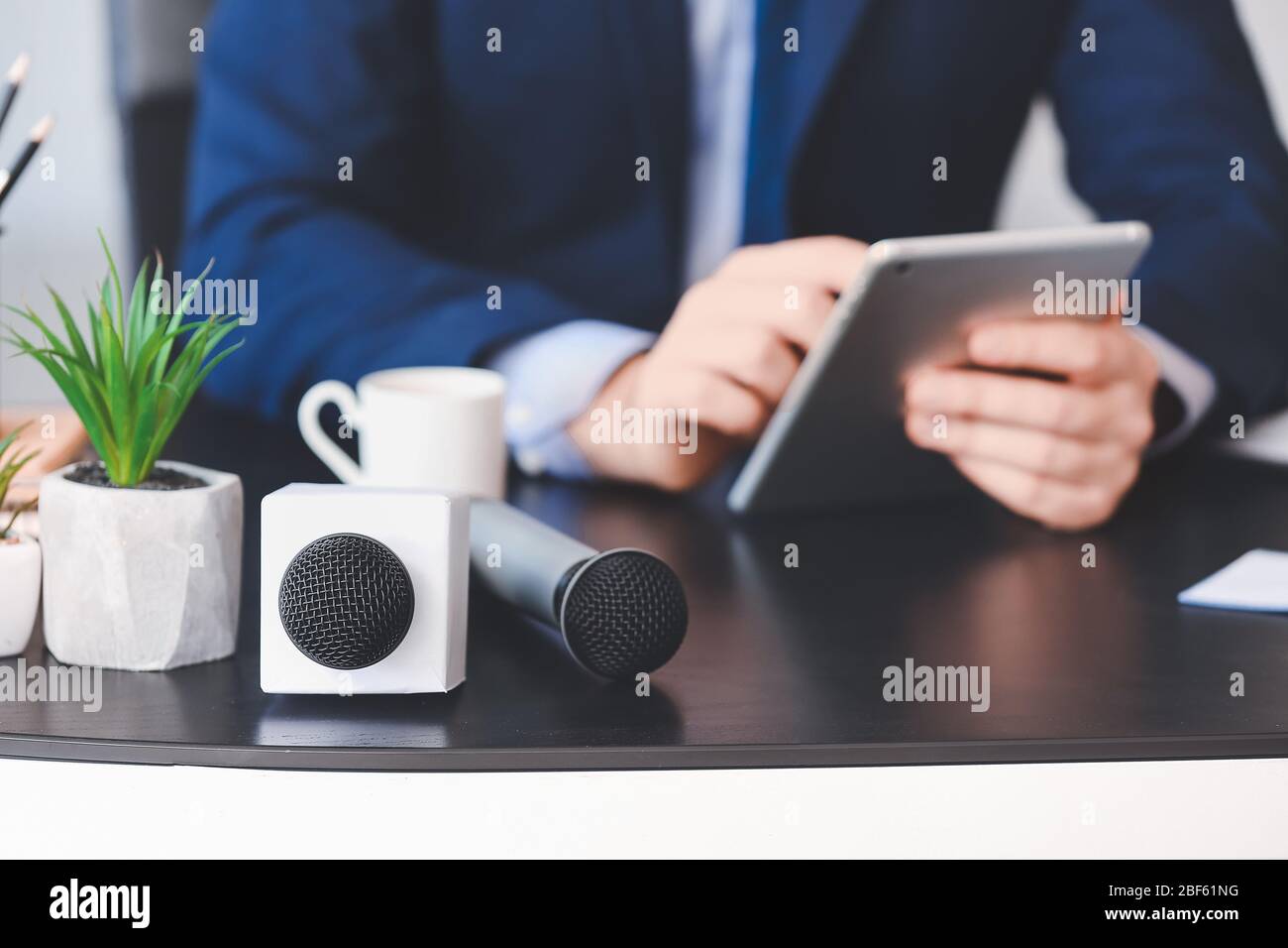 Journalist in tv office hi-res stock photography and images - Alamy