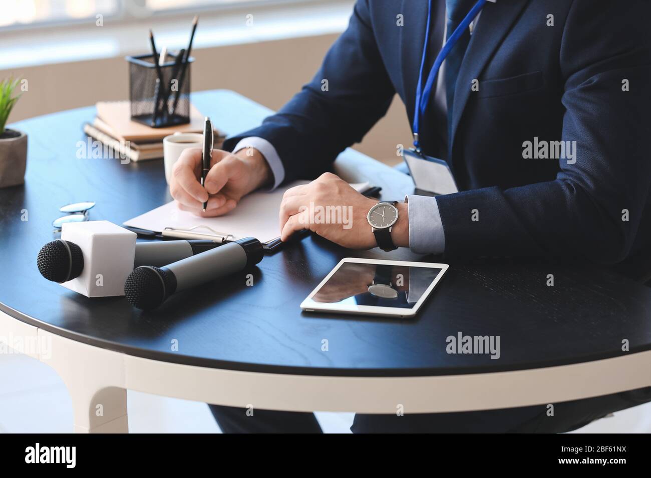 Journalist in tv office hi-res stock photography and images - Alamy