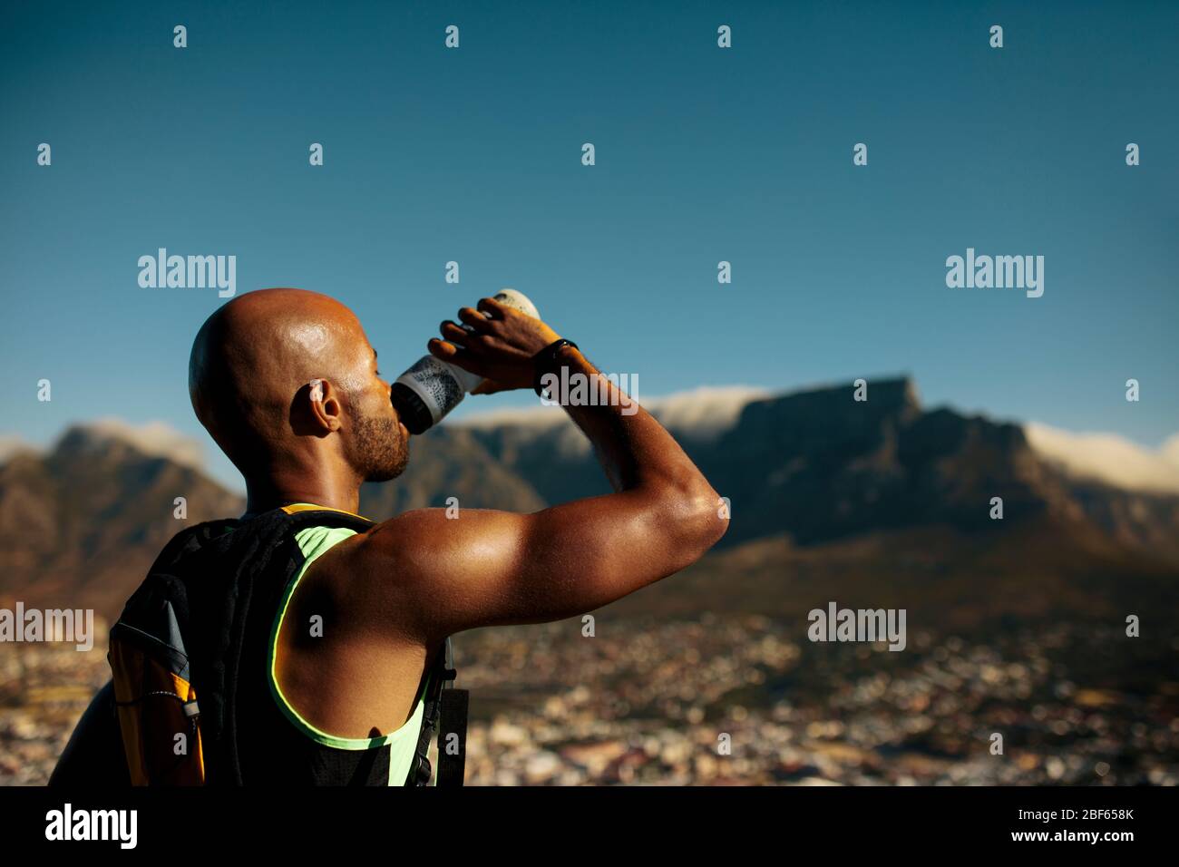 Male trail runner drinking water hi-res stock photography and images ...