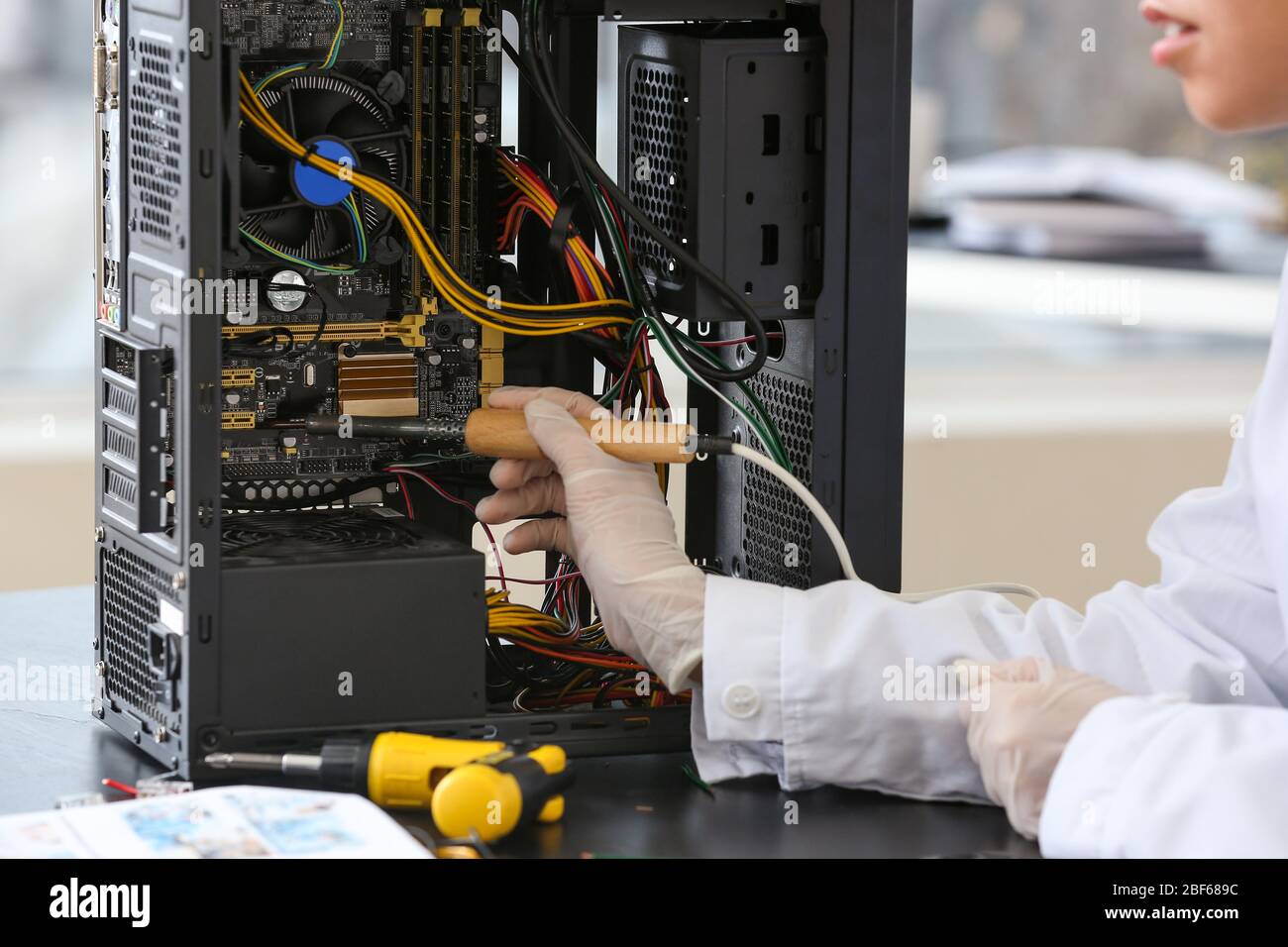 Electronic technician working in service center Stock Photo - Alamy