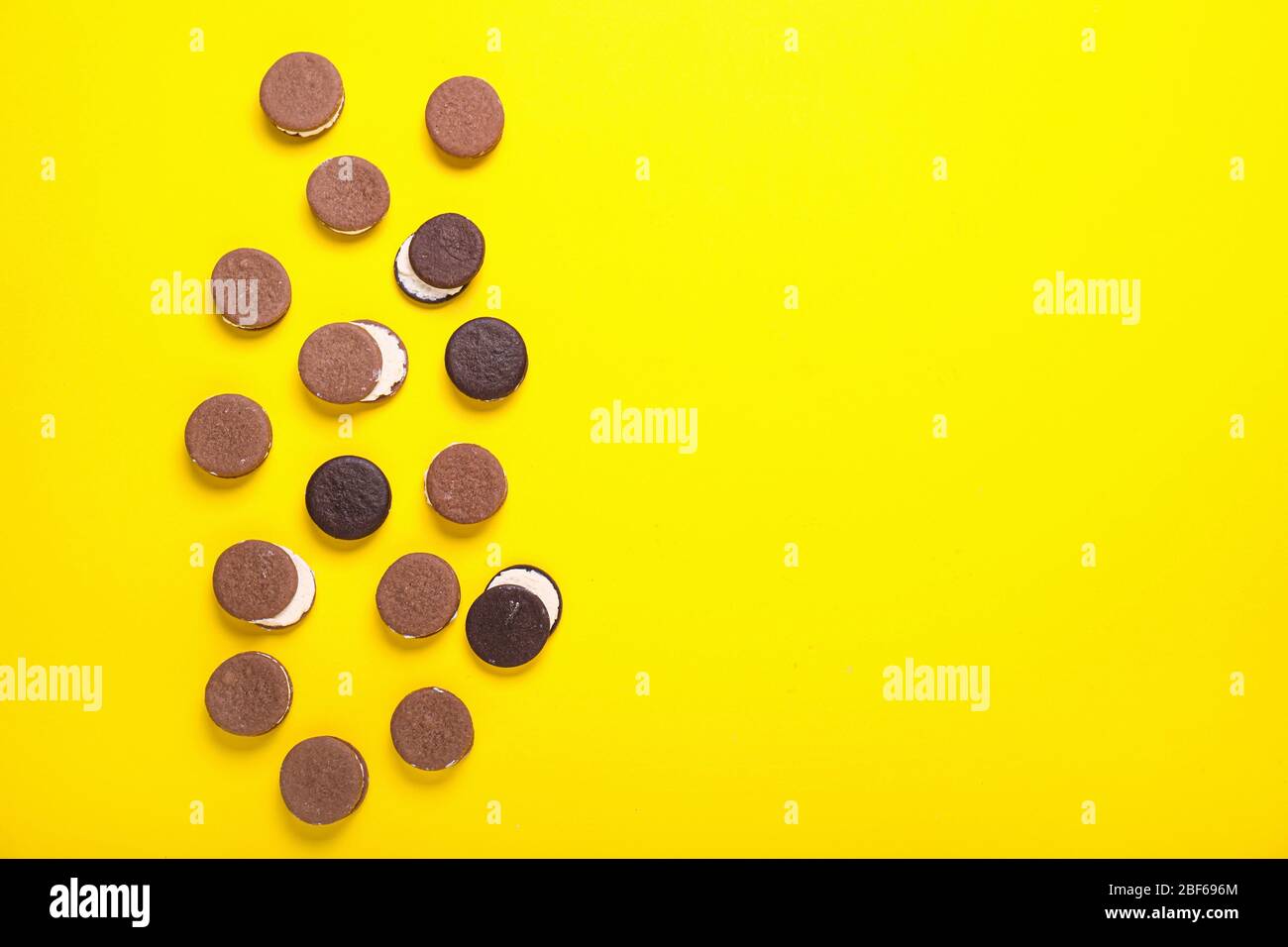 Tasty chocolate cookies on color background Stock Photo - Alamy