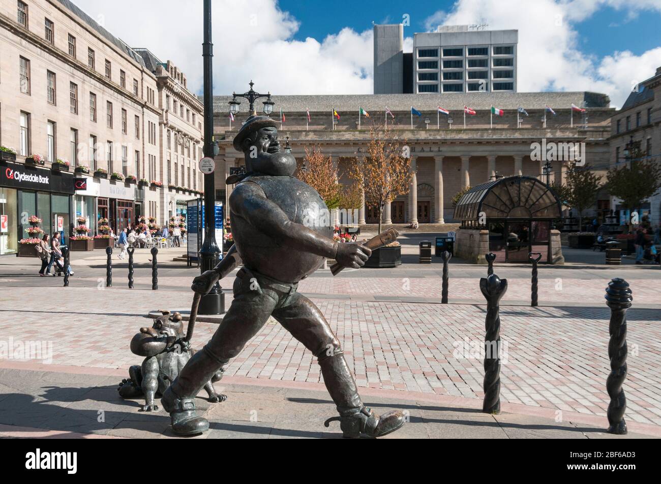 Desperate Dan and Dawg sculpture, Dundee city centre Stock Photo - Alamy