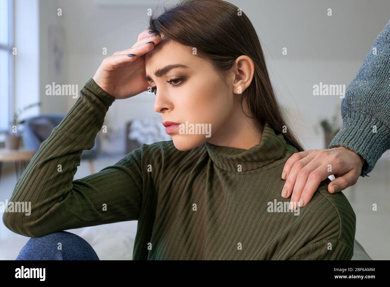 Woman support sad shoulder hi-res stock photography and images - Alamy