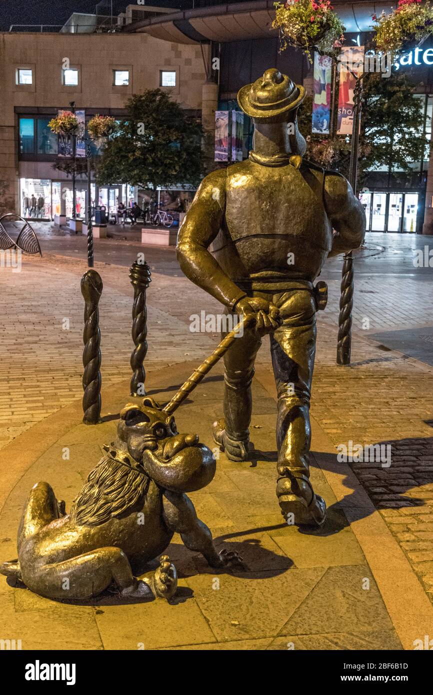 Desperate Dan and Dawg sculpture, Dundee city centre Stock Photo - Alamy