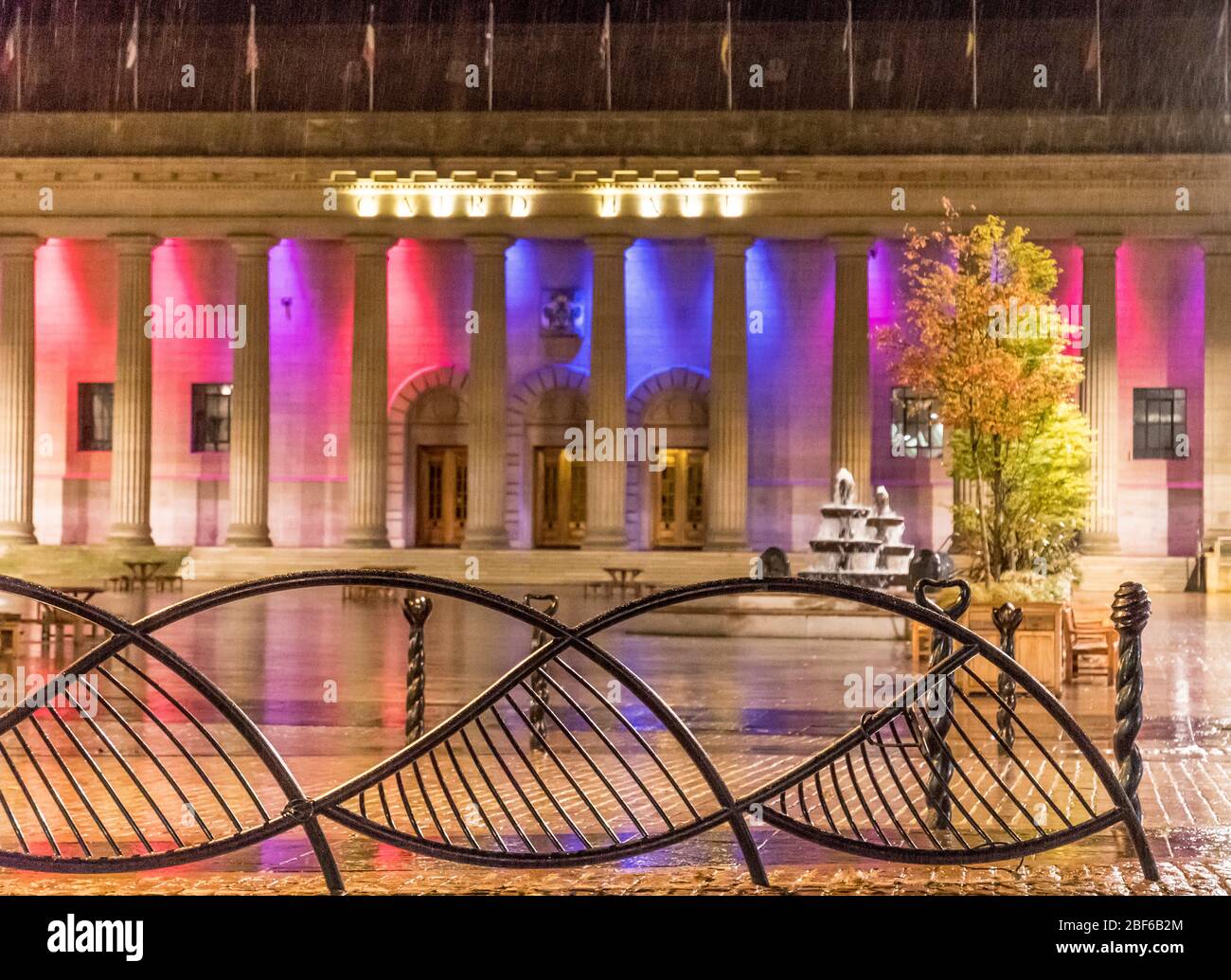 Caird Hall, Dundee City Centreartistic iron feature Stock Photo - Alamy