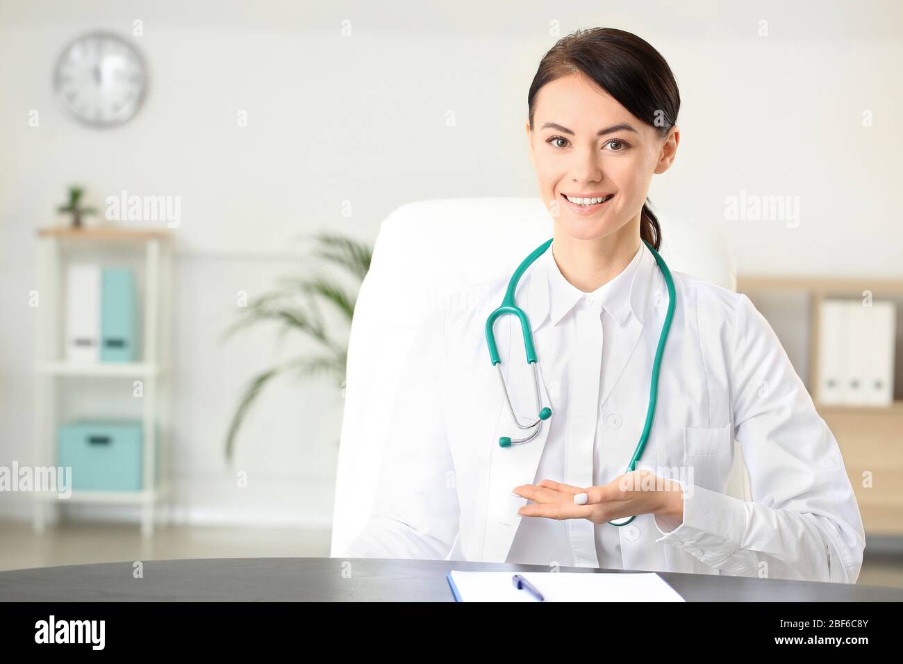 Female cardiologist in modern clinic Stock Photo - Alamy