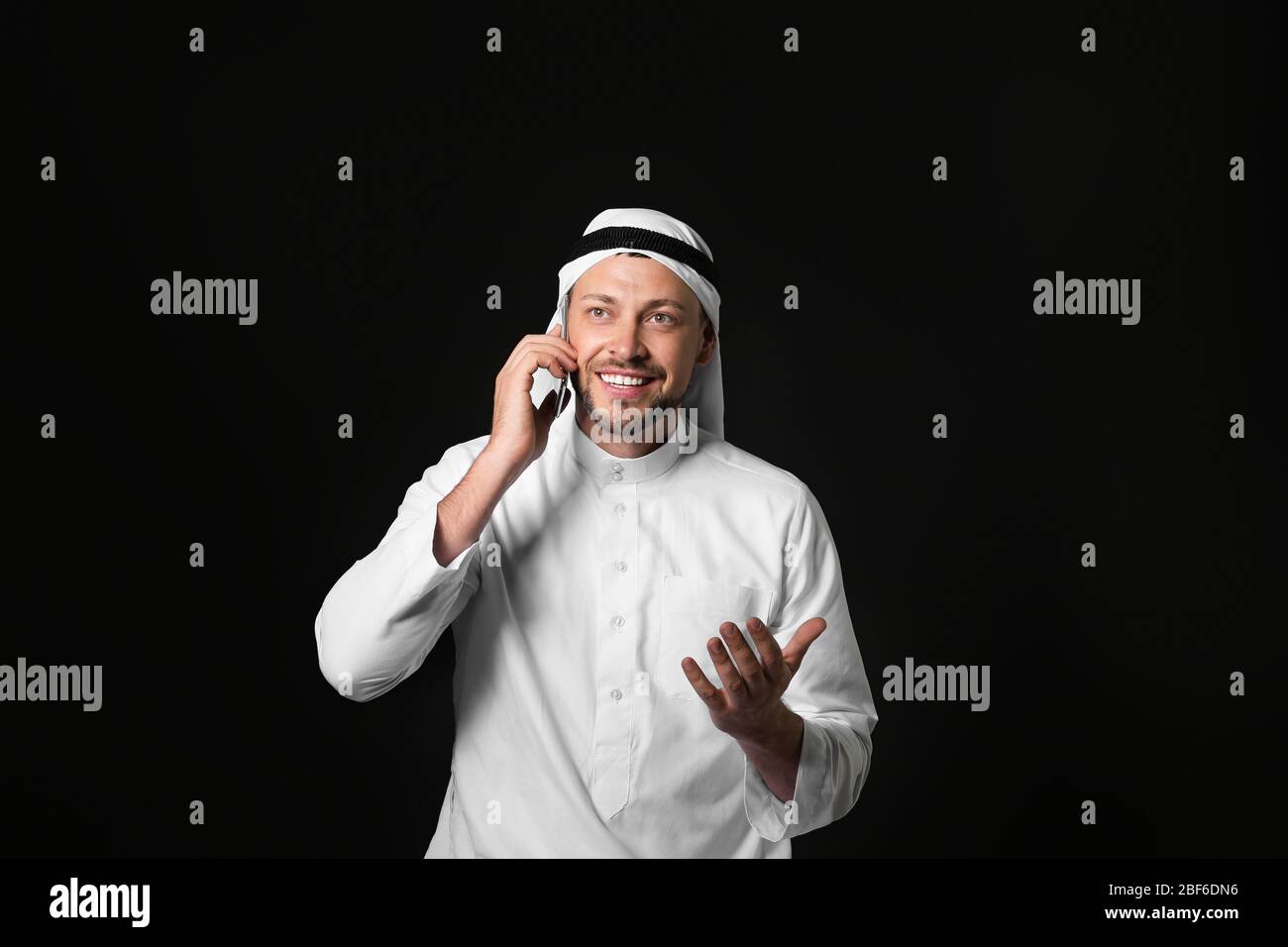 Arab man talking on the phone hi-res stock photography and images - Alamy