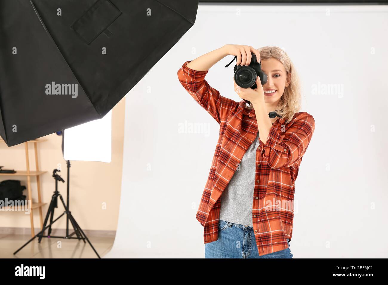 Professional photographer working in studio Stock Photo - Alamy