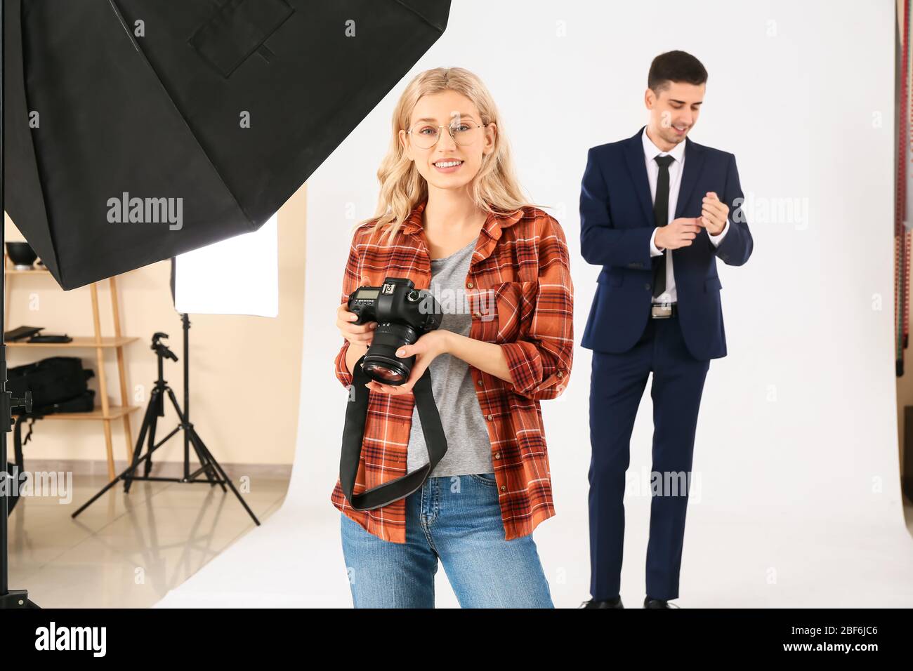 Professional photographer working in studio Stock Photo - Alamy