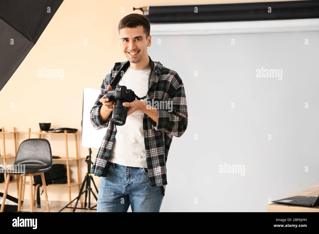 Professional photographer working in studio Stock Photo - Alamy