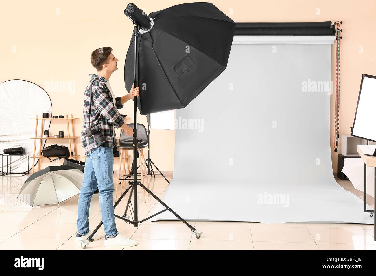 Professional photographer working in studio Stock Photo - Alamy