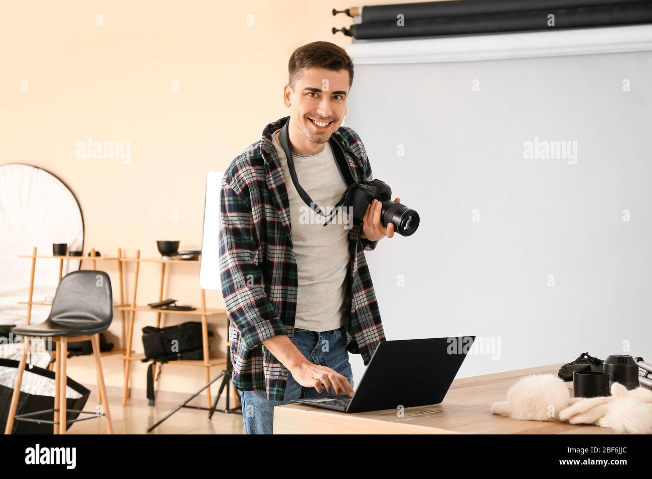 Professional photographer working in studio Stock Photo - Alamy