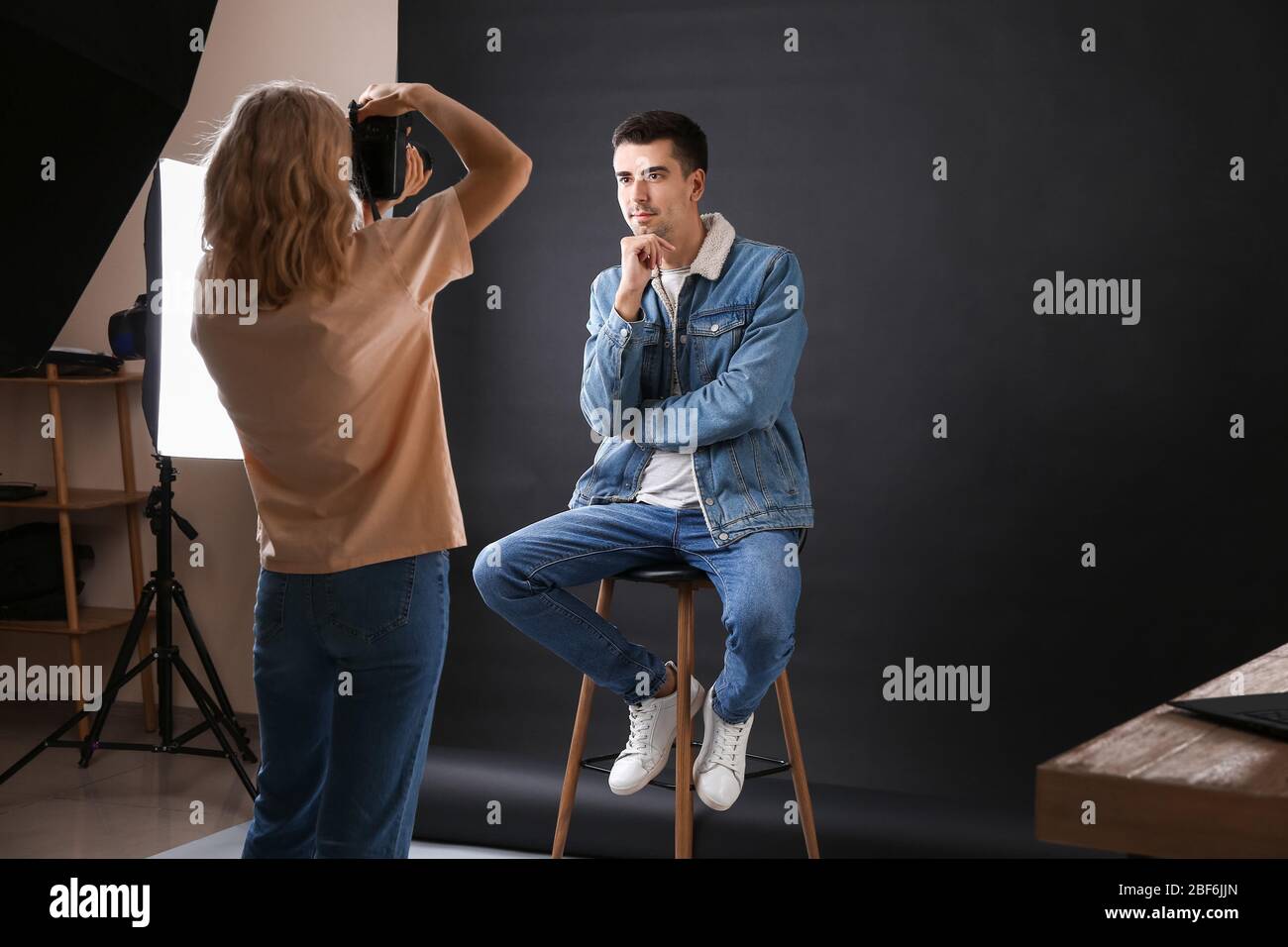 Professional photographer working with model in studio Stock Photo - Alamy