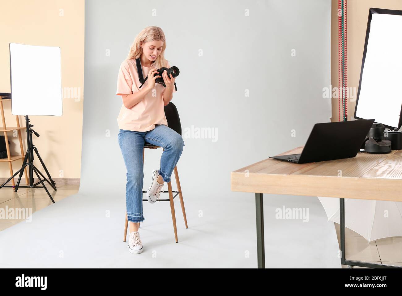 Professional photographer working in studio Stock Photo - Alamy
