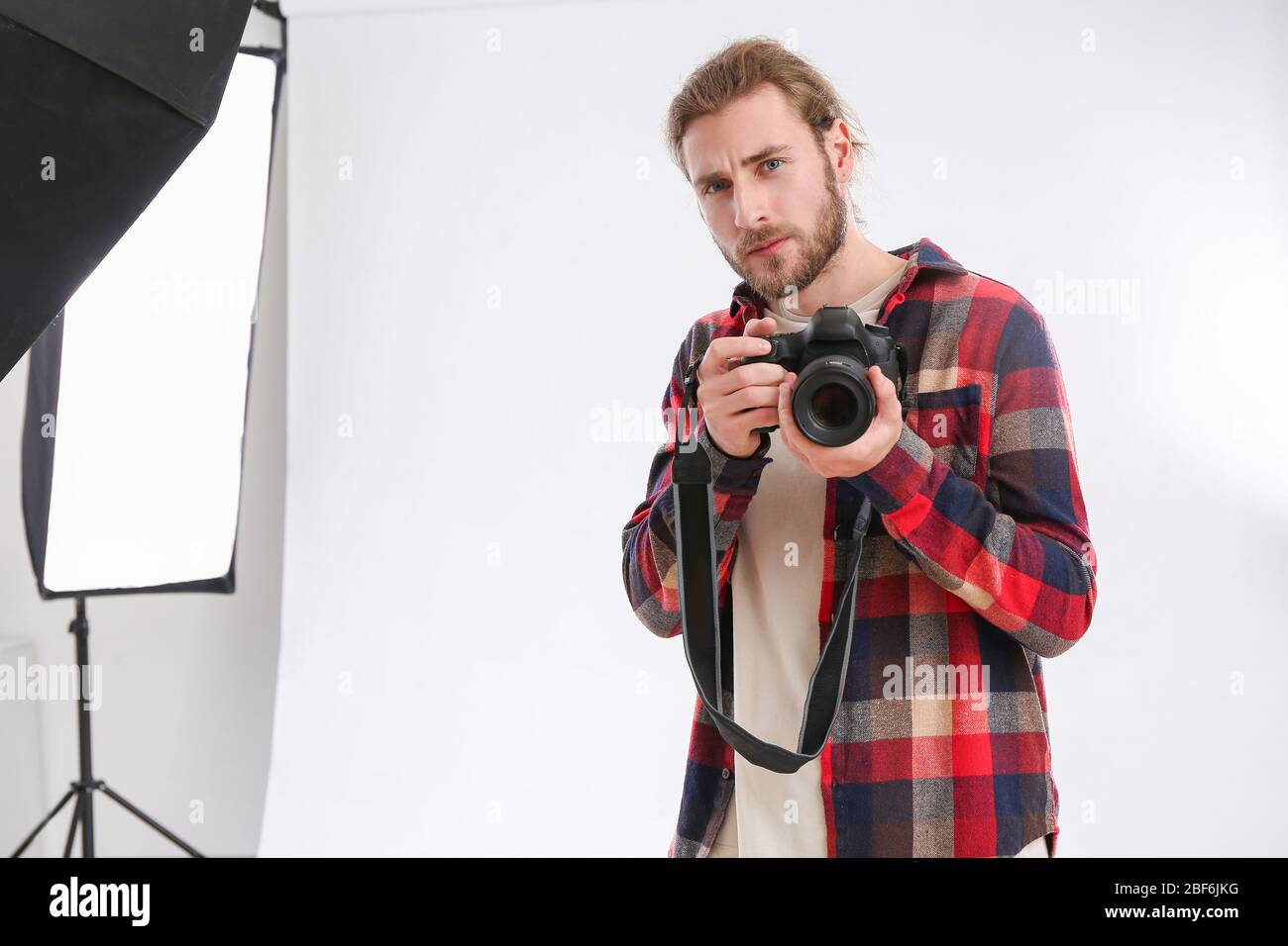 Professional photographer working in studio Stock Photo - Alamy