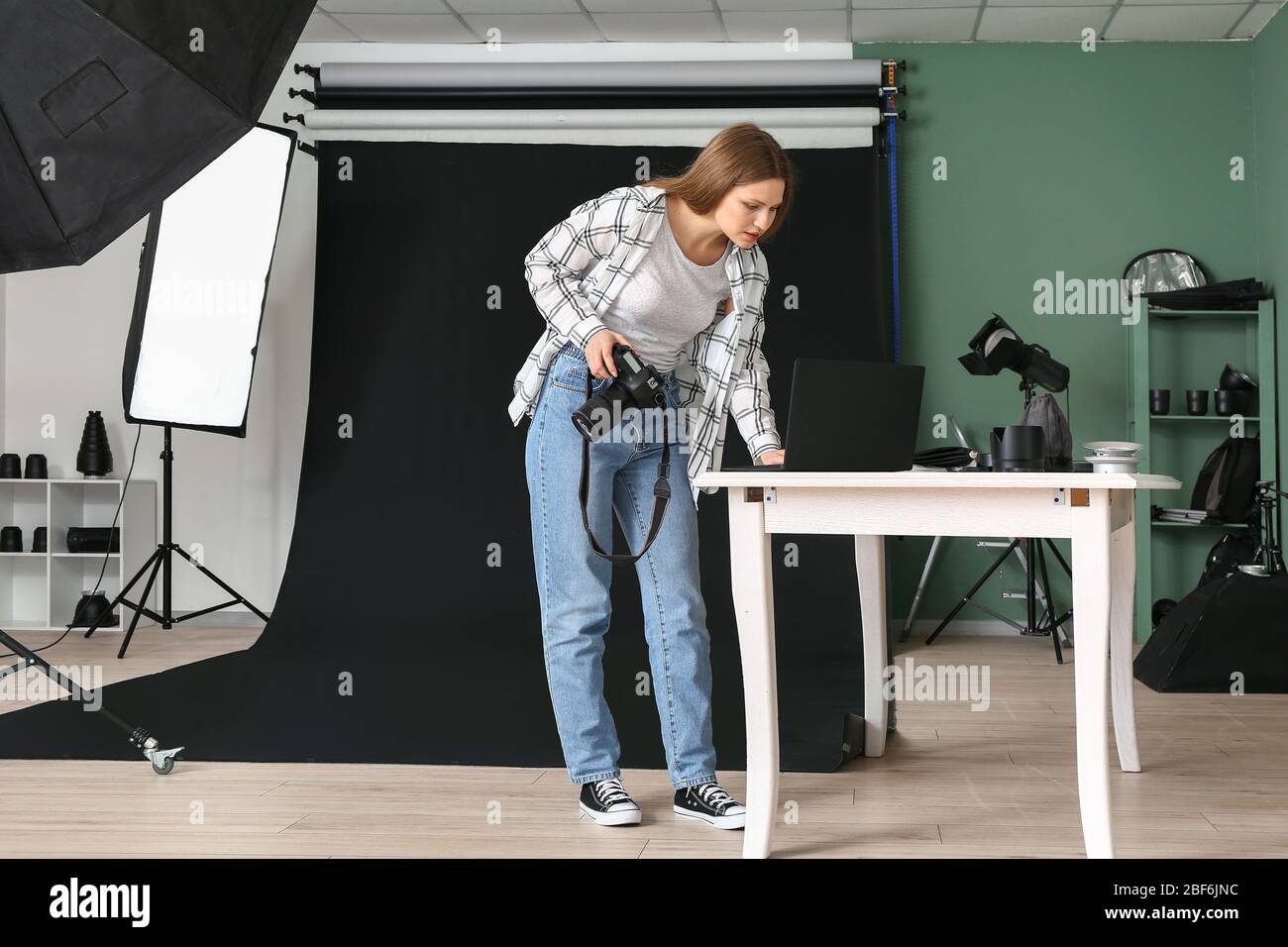 Professional photographer working in studio Stock Photo - Alamy