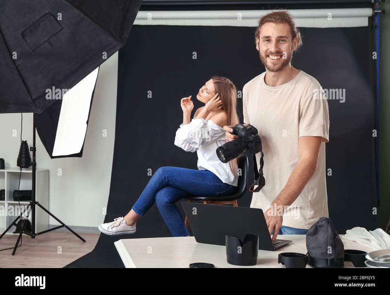 Professional photographer working in studio Stock Photo - Alamy