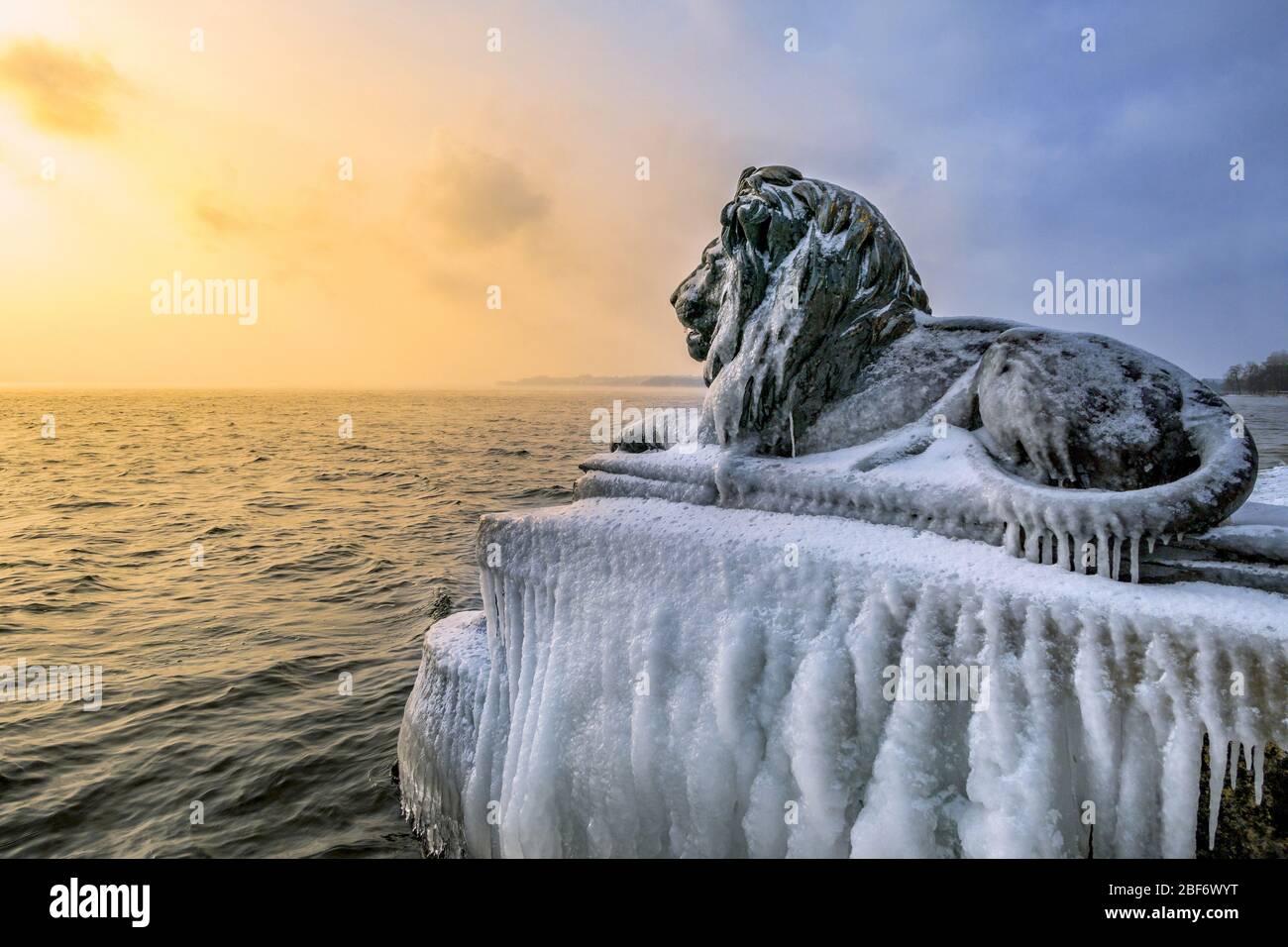 Ice-covered Bavarian Lions on a frosty winter day in Tutzing on Lake ...