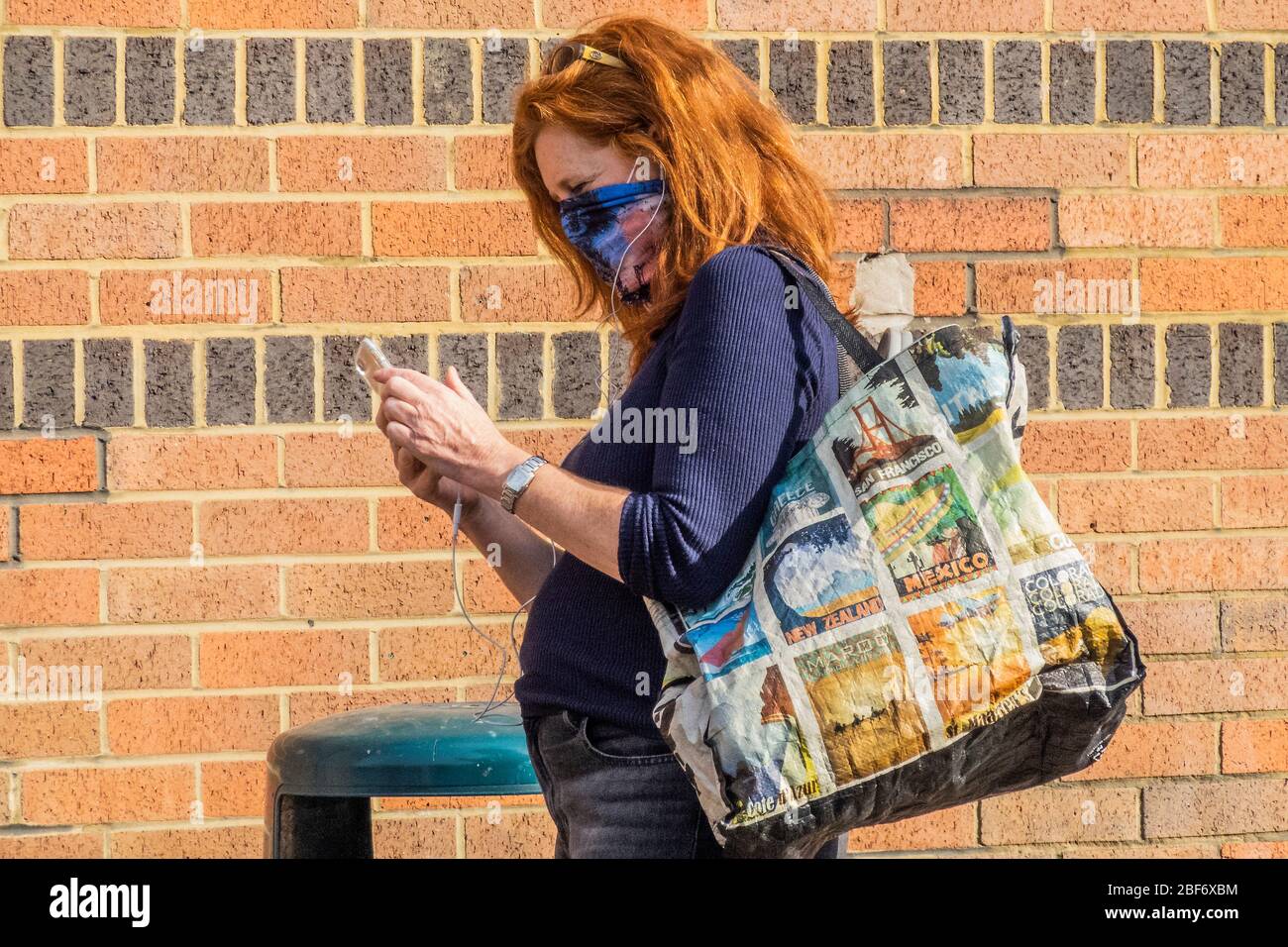 Masks to be worn in shop hi-res stock photography and images - Alamy