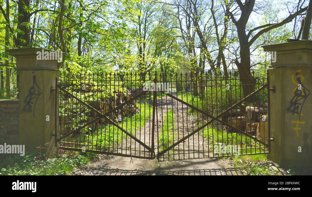 Old rusty gates hi-res stock photography and images - Alamy