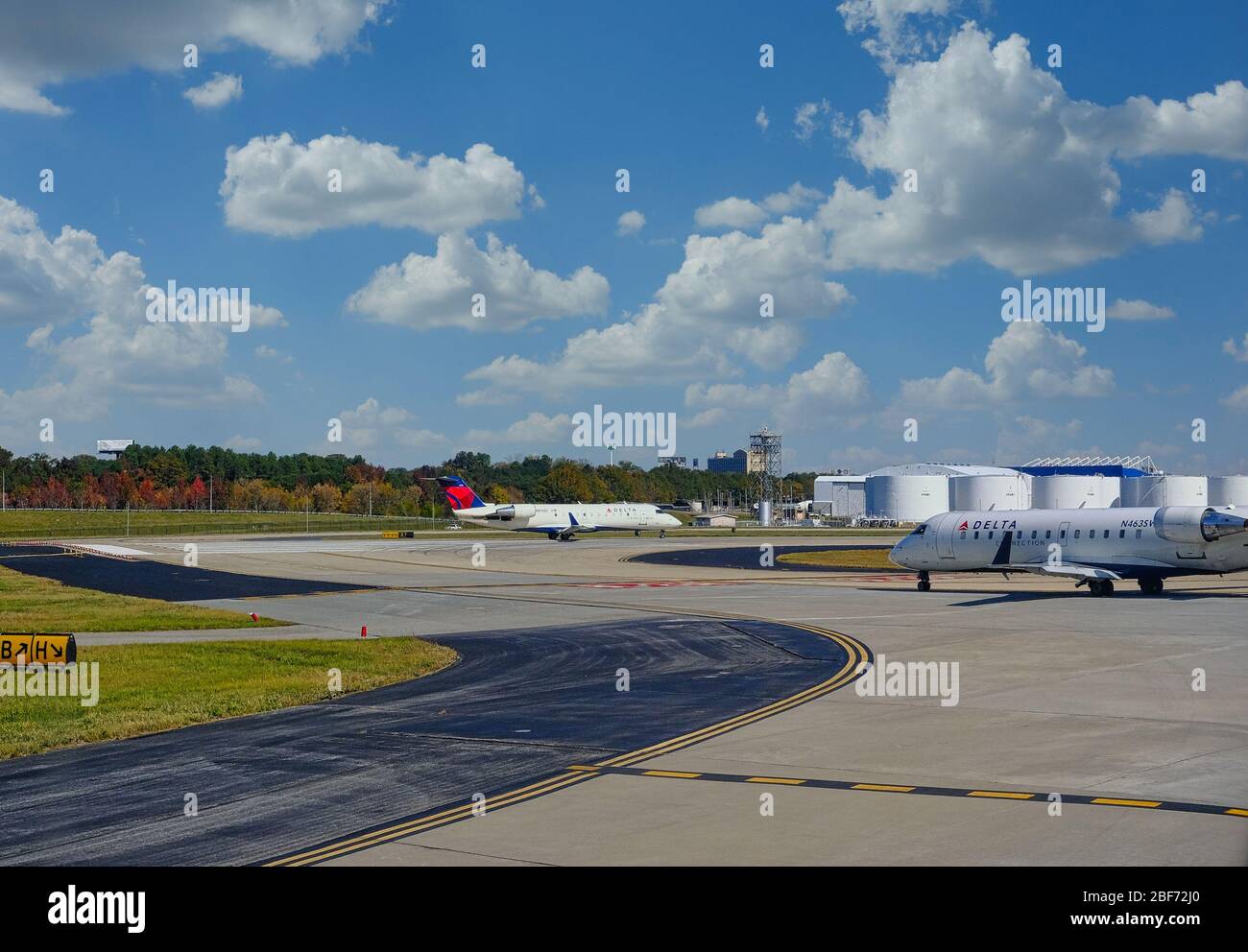 Atlanta airport runway hi-res stock photography and images - Alamy