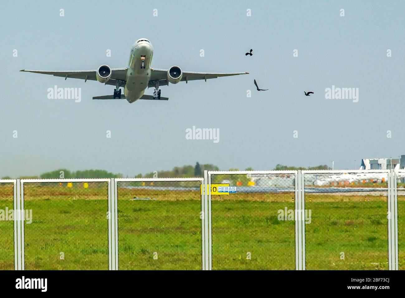 Saudia arabian airlines cargo plane hz ak72 hi-res stock photography ...