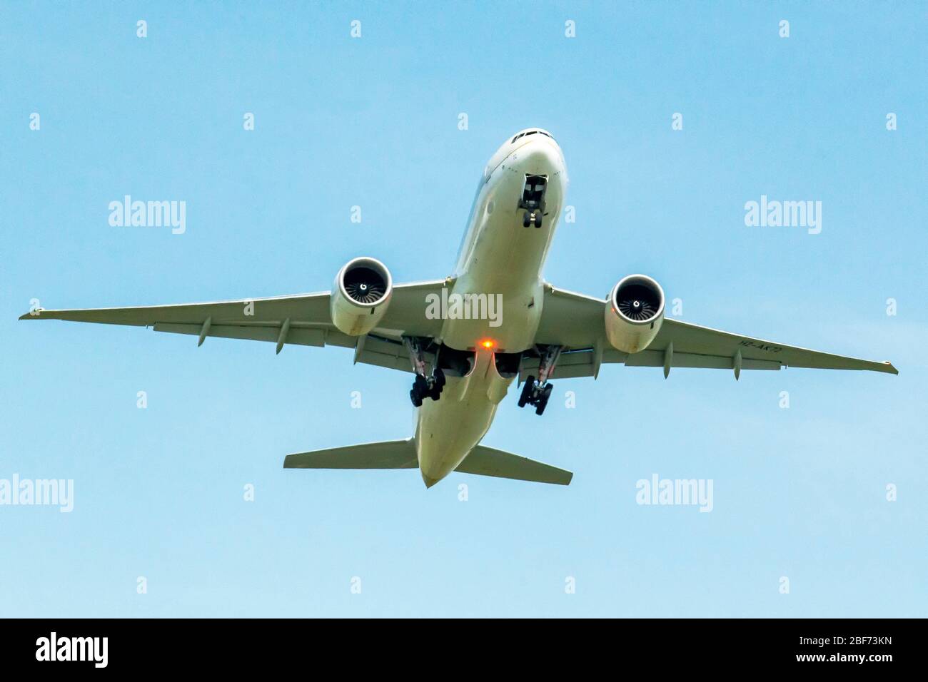 Saudia arabian airlines cargo plane hz ak72 hi-res stock photography ...