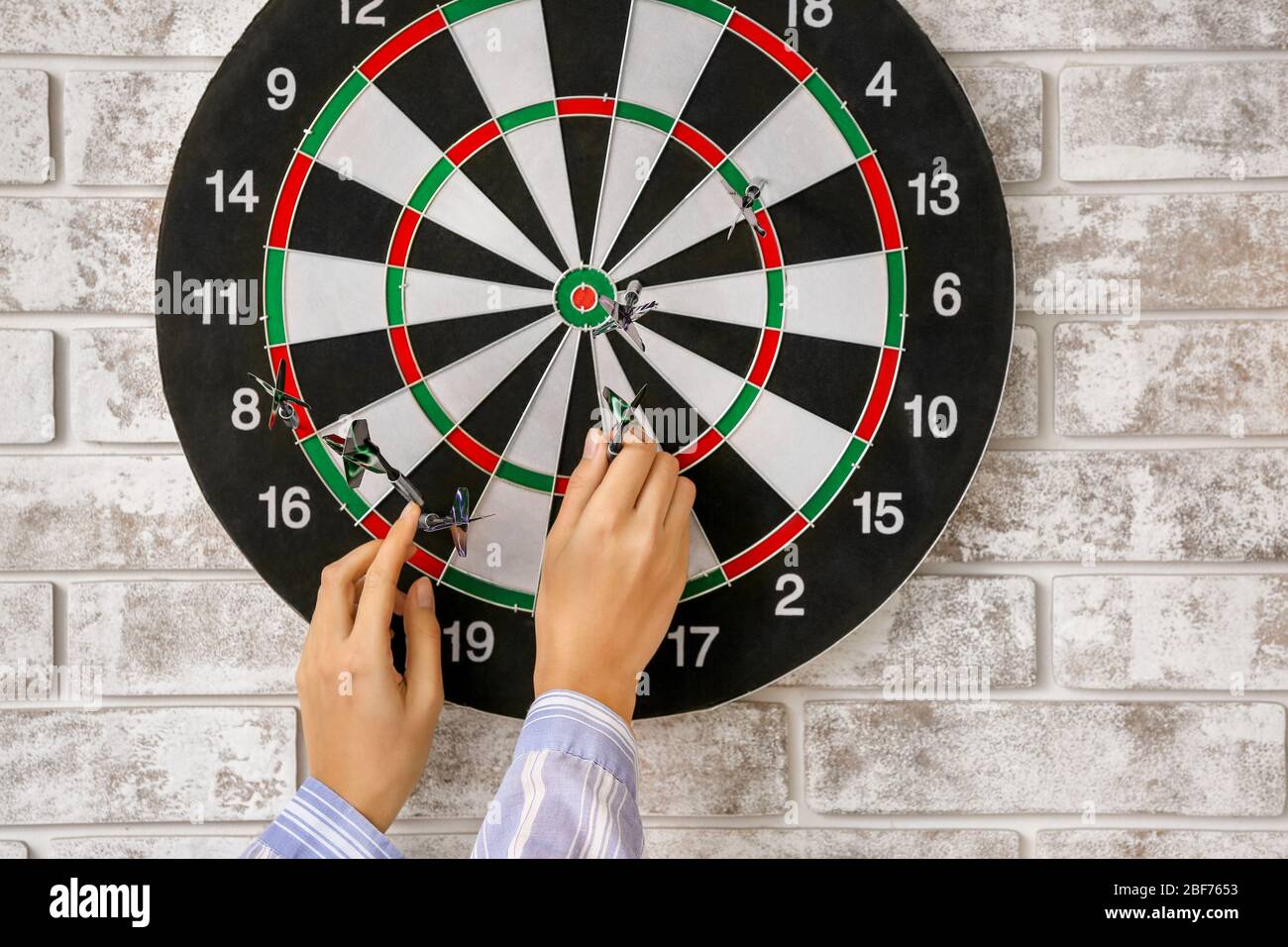 Female darts player hi-res stock photography and images - Alamy
