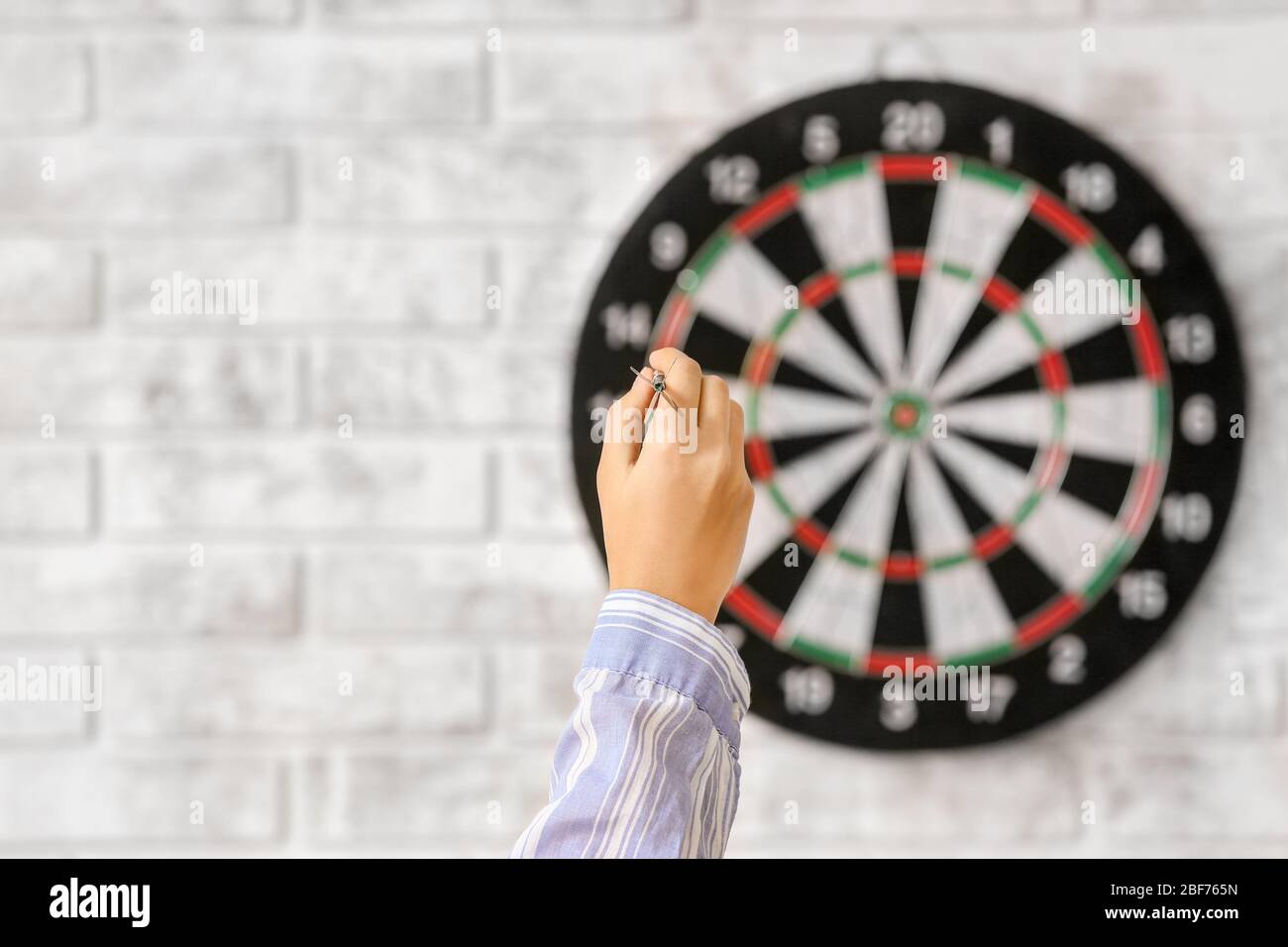 Woman playing darts hi-res stock photography and images - Alamy