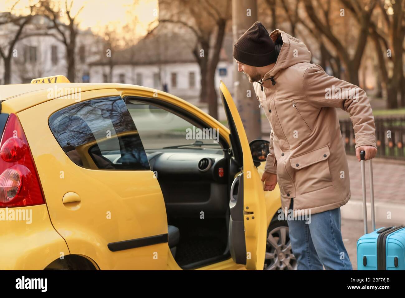 Passenger getting in car luggage hi-res stock photography and images ...