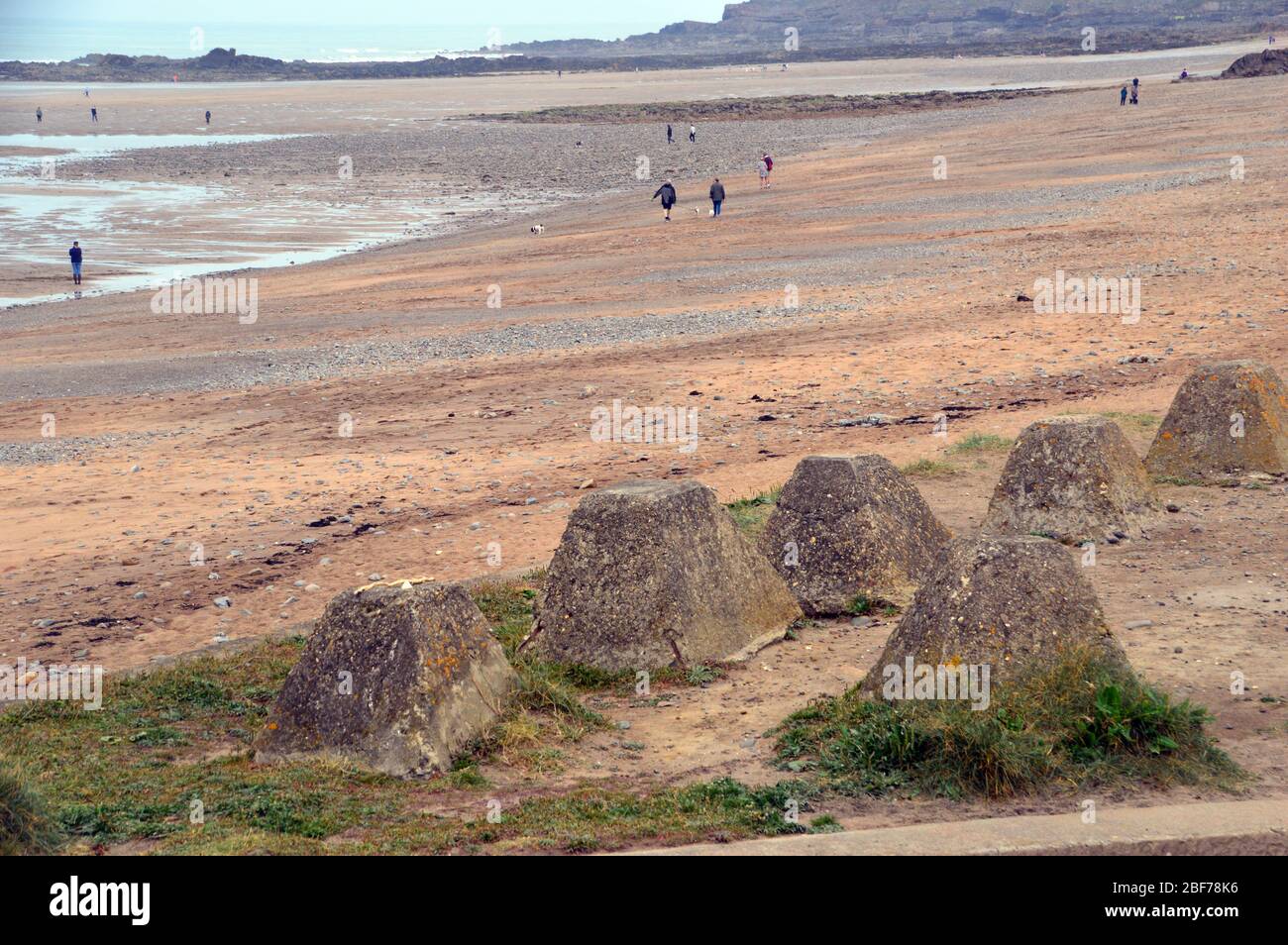 Tank traps hi-res stock photography and images - Alamy